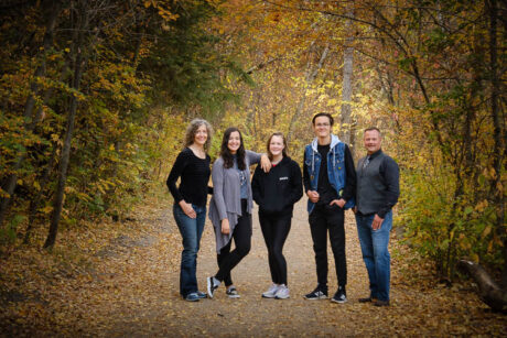 5 Simple Posing Tips for Groups and Family Portraits - Digital Photo Mentor