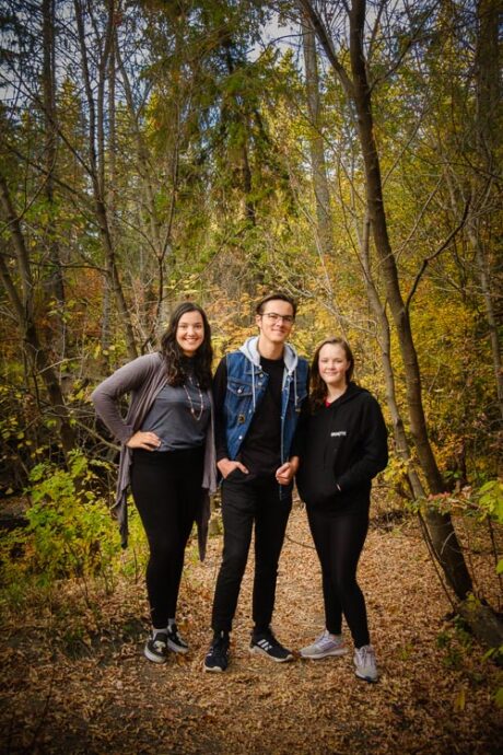 5 Simple Posing Tips for Groups and Family Portraits - Digital Photo Mentor